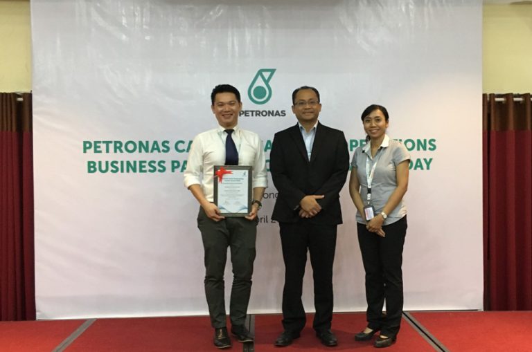 Trienekens Wins PETRONAS Outstanding Vendor Award 2018 | Trienekens ...